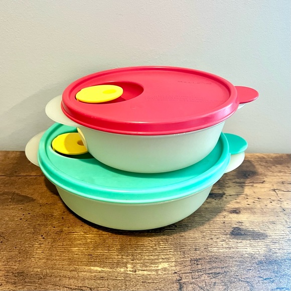 Tupperware | Kitchen | Set Of 2 Tupperware Vent N Serve Bowls W Lid ...